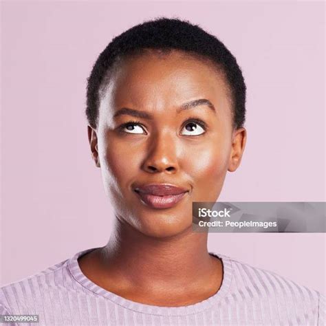 분홍색 배경에 바보 같은 얼굴을 만드는 젊은 여성의 스튜디오 샷 여자에 대한 스톡 사진 및 기타 이미지 여자 유머 한 명의 여자만 Istock