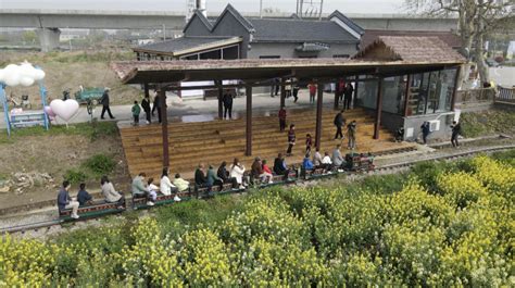油菜花田里的创意集市 赏花赶集两不误