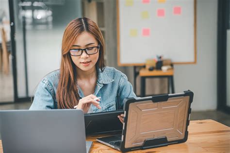 Programmer Wanita Yang Bekerja Pada Pengkodean Pengembangan Perangkat Lunak Dan Desain Web