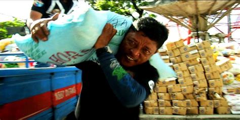 Larawan Ng Pamilyang Nagtutulungan Sa Oras Ng Kalamidad