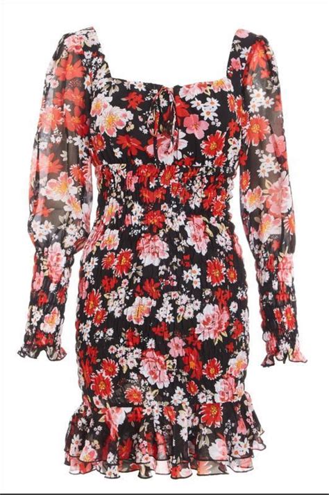 Quiz пліссе плаття з квітковим принтом вирізом і кльош на ризинці зпущені плечі — ціна 499 грн у