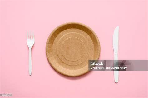 분홍색 배경에 칼을 들고 빈 일회용 종이 접시와 포크 위에서 볼 수 있습니다 0명에 대한 스톡 사진 및 기타 이미지 0명 개념 개체 그룹 Istock