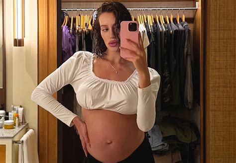 Беременная девушка Тимати Валентина Иванова показала фото в бикини Информационное агентство