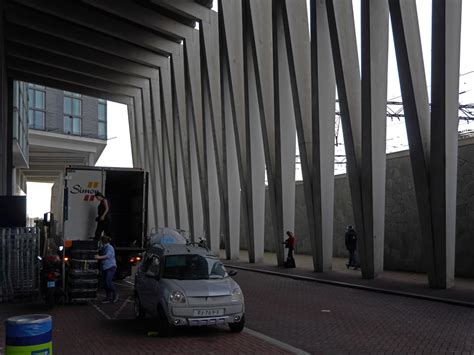 흰색 자동차 옆에 주차 된 흰색 자동차 사진 Unsplash의 무료 회색 이미지