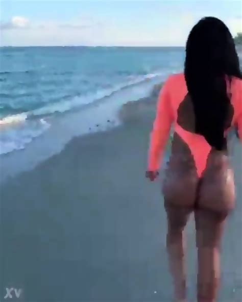 Amateur Morena Na Praia