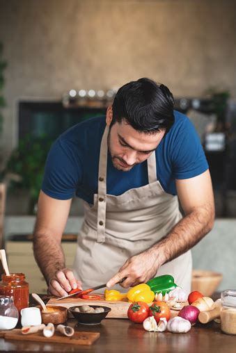 앞치마를 입은 잘생긴 쿠아카서스 남자는 집 부엌에서 피자를 준비하고 만들고 있다 집에서 중소기업 30 34세에 대한 스톡 사진 및 기타 이미지 Istock