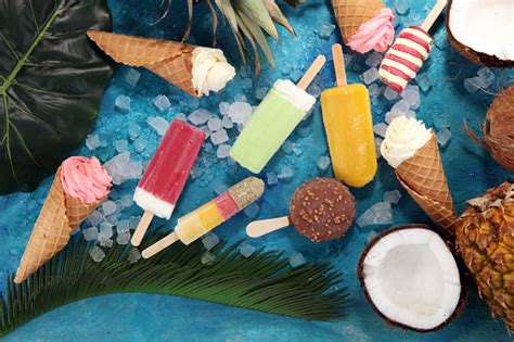 바닐라는 요구르트 또는 소프트 아이스크림 와플 콘에 고정 0명에 대한 스톡 사진 및 기타 이미지 0명 거품 내기 냉동 요구르트 Istock