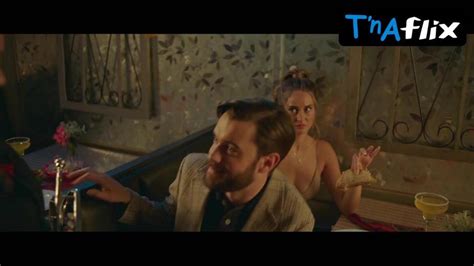 Shailene Woodley Sexy Scene In Robots