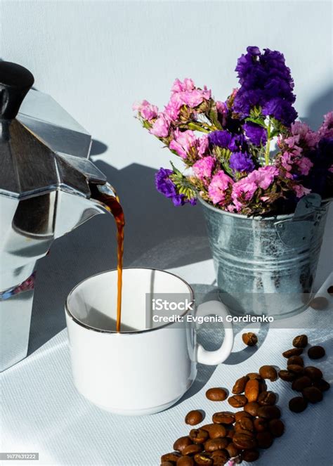 전통적인 커피 메이커 간헐천 커피 메이커 실버 간헐천 커피 메이커 부엌 용 장치 향기로운 커피 0명에 대한 스톡 사진 및 기타