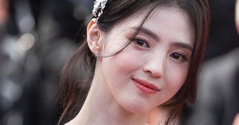 한소희 칸 레드카펫 빛낸 비주얼쉬폰 드레스 입고 환한 미소 칸 현장