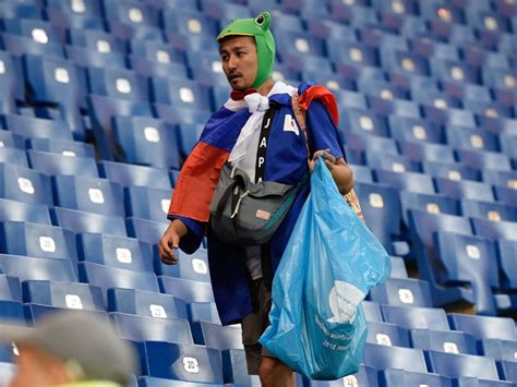 Fifa World Cup Japan Fans Players Clean Stadium Locker Rooms After