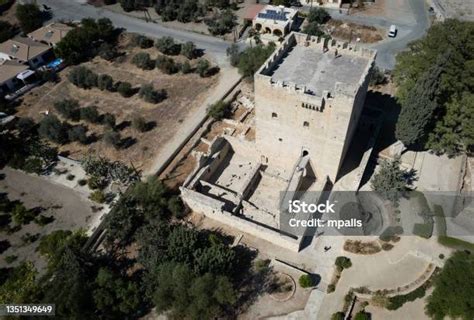리마솔의 콜로시 성 요새 랜드마크의 공중 드론 전망 키프로스 고대 장소 0명에 대한 스톡 사진 및 기타 이미지 0명 건물 외관 고고학 Istock