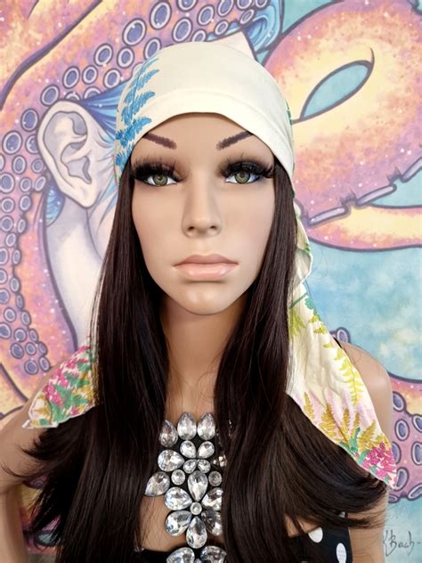 Прекрасен Еластичен Тюрбан с Десен на Приказно Красиви Листа Универсален Размер Тюрбан Кърпа