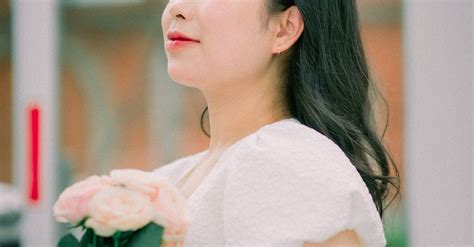 갈색 머리 검은 머리 고요한 기쁨 긴 머리 꽃 꽃꽂이 꽃을 들고 낭만적인 낮 도시의 매력적인 미소 짓는 봄 부드러운 부드러운 조명 부케 분홍색