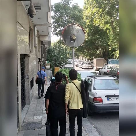 بیرون چه میبینی؟ از پنجره‌ی پشت سرش به بیرون نگاه می‌کنم درخت‌ها، آسمان و قدری ابر را می