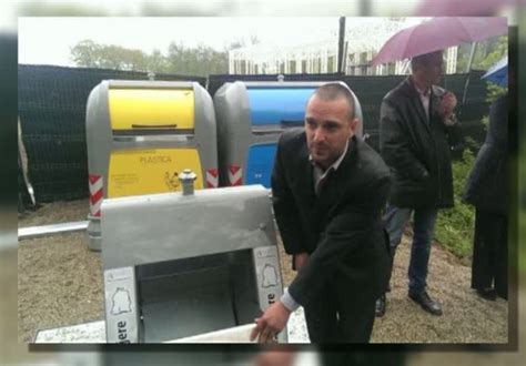 Ţinuta Obligatoriu Cu Costum şi Cravată Pentru Gunoieri În Ce Oraş Din România Se întâmplă