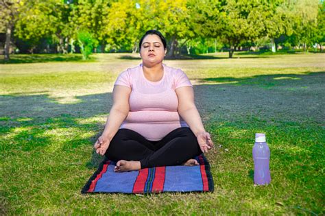 과체중 인도 여성이 공원에서 야외에서 요가 명상 운동을 하고 있다 뚱뚱한 여성 피트니스 라이프 스타일 전체 길이 샷 40 44세에 대한 스톡 사진 및 기타 이미지 Istock