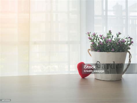 화분에 분홍색 장미 꽃과 흐릿한 아름다운 흰색 드레이프 창 질감 배경에 빨간색 하트 모양 기호와 사무실 테이블 집에서 자연의 개념 화분에 초점을 맞춥니다 0명에 대한 스톡