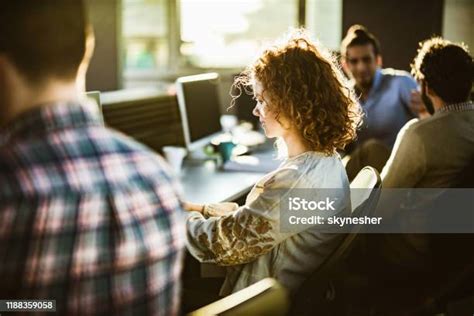 회사 사무실에서 데스크톱 Pc에서 일하는 미소 짓는 여성 프로그래머의 프로필 보기 It 지원에 대한 스톡 사진 및 기타 이미지