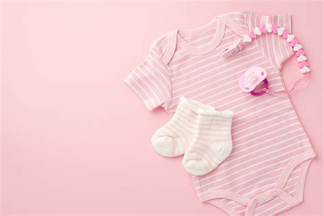 아기 액세서리 개념 고립 된 파스텔 핑크 배경에 분홍색 유아복 보디 슈트 양말과 젖꼭지 체인의 톱 뷰 사진 0명에 대한 스톡 사진 및 기타 이미지 Istock