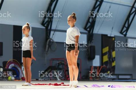 두 어린 소녀 실내 스포츠 체육관에서 여러 가지 색상의 리본으로 여성 리듬 체조 선수 훈련 행동 움직임 스포츠 동기 부여 경쟁의 개념 10 11세에 대한 스톡 사진 및 기타