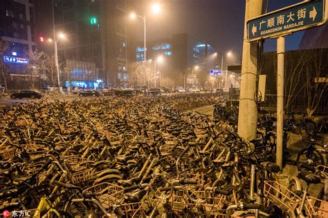 北京一地铁站外共享单车密密麻麻霸占整条街道