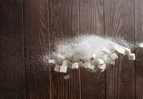 자루 가방 비행 폭발에 설탕 큐브 화이트 크리스탈 설탕 가을 추상 비행 순수한 정제 된 각설탕 가방은 공기 음식 개체 디자인에 튀어 있습니다 나무 부엌 배경 고속 동결 모션