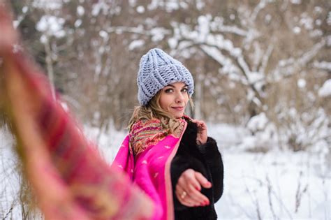 파란 모자를 쓴 소녀 검은 모피 코트와 눈 덮인 숲 사이에서 펄럭이는 분홍색 비행 스카프 30 34세에 대한 스톡 사진 및 기타