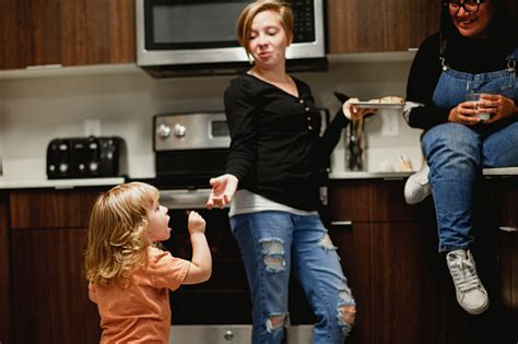 두 성인 여성과 유아 소녀는 가정 부엌에서 함께 우유와 쿠키를 즐길 수 18 23 개월에 대한 스톡 사진 및 기타 이미지 18 23 개월 25 29세 가정 생활