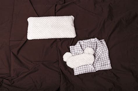 여자에 대 한 회색 아늑한 잠 옷 부드러운 쿠션 수 면 또는 파자마 파티를 위한 재미와 푹신한 아이 마스크 복사 공간 평면도 평평한 누워 0명에 대한 스톡 사진 및 기타