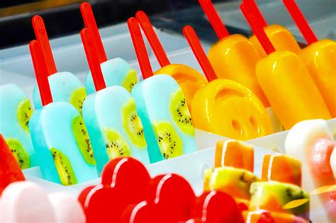 Freshy 배열 과일 키 위 딸기 베리 드래곤 과일 파파야 망고 민트 초콜릿 우유 오렌지 파인애플 아이스크림 스틱 냉동된 기계에 고정 0명에 대한 스톡 사진 및 기타