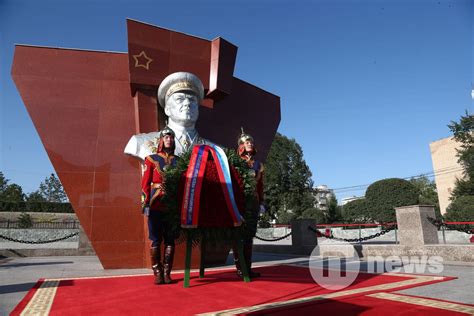 ЗХУ ын баатар маршал Г К Жуковын хөшөөнд цэцэг өргөлөө News Mn