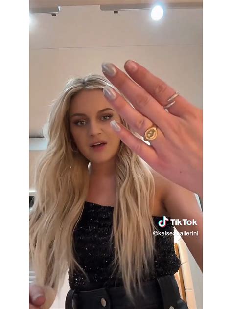Kelsea Ballerini Hilariously Stops Concert After Nail Popped Off