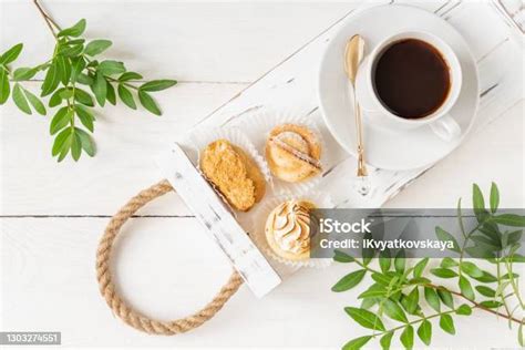 쿠키 녹색 잎 빈티지 숟가락 황금색 과 흰색 트레이와 커피 의 찻잔 흰색 테이블에 오버헤드 뷰입니다 플랫 레이 상단 보기 0명에 대한 스톡 사진 및 기타 이미지 Istock