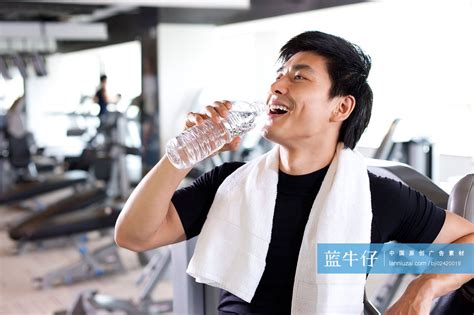 青年男子在健身馆喝水 蓝牛仔影像 中国原创广告影像素材