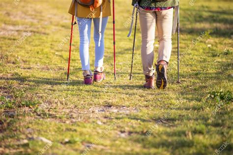 한국인 남성 성별 여성 하이킹 아웃도어 여행 커플 인간관계 아웃도어 레크리에이션 걷기 등산지팡이 사람다리 사람팔다리 이미지