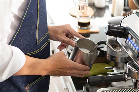 젊은 바리스타 준비 및 커피 머신에스프레소 만들기 바리스타가 커피숍에서 카푸치노를 만드는 것을 보세요 바리스타가 포르타필터를