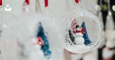 크리스마스 트리에 매달린 눈사람 장식 사진 Unsplash의 무료 무화과 푸딩 이미지