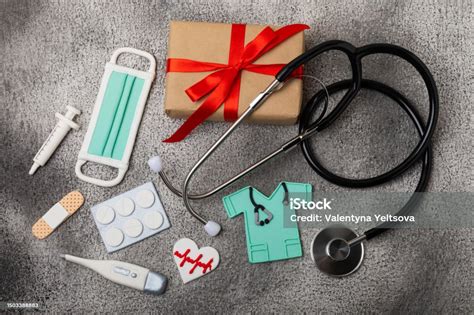 질감 있는 배경에 진저브레드 쿠키가 있는 의사의 날 인사말 카드 선물 상자 청진기 및 의료 장비의 형태로 의사의 날을위한 쿠키진저 브레드 의료진 0명에 대한 스톡 사진 및