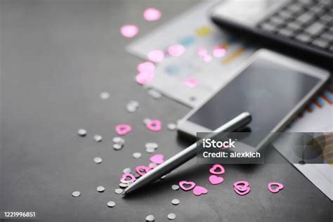 작업 시간은 바탕 화면을 상징합니다 보험 관리자와 은행가의 서류가 있는 사무실 책상 테이블에 사무실 노동자 시간 부족의 개념 0명에 대한 스톡 사진 및 기타 이미지 Istock