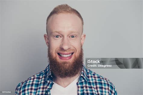 좋은 쾌활 명랑 한 긍정적인 잘생긴 남자의 수염 회색 파스텔 배경 위에 절연과 근접 초상화 긍정적인 감정 표현에 대한 스톡 사진 및 기타 이미지 긍정적인 감정 표현