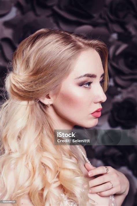 고급스러운 베이지 색 드레스를 입고 갈색 머리를 가진 아름다운 어린 소녀의 패션 스튜디오 사진 드레스에 대한 스톡 사진 및 기타 이미지 Istock