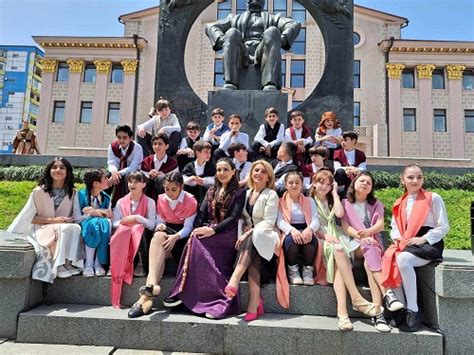 ბათუმის N4 საჯარო სკოლის მოსწავლეებმა ეროვნული სამოსის დღე აღნიშნეს ეტალონი