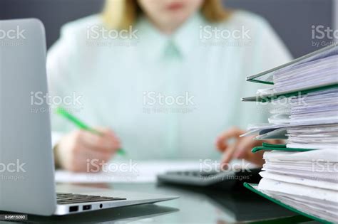 회계 또는 재무 관리자 보고 계산 또는 균형을 확인 합니다 바인더 서류 근접 촬영으로 감사 및 세금 서비스 개념입니다 녹색 컬러 이미지 Backgroun 개념에 대한 스톡