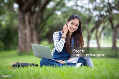 아름다운 아시아 여자 학생 들고 책을 들고 카메라와 학습 및 교육 개념에 공원에서 여름에 따뜻한 빛과 일몰에 휴식 시간 가방에 대한 스톡 사진 및 기타 이미지 Istock