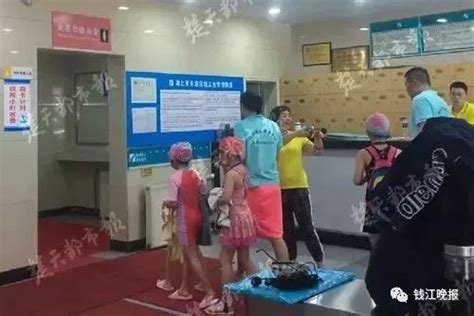 女子更衣室里刚脱下连衣裙尴尬一幕发生 网友吵翻更衣室女士游泳馆新浪新闻