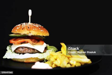 수제 육즙 이 많은 햄버거와 감자 튀김 집에서 만든 패스트 푸드 참깨와 충전을 곁들인 빵 큰 샌드위치 0명에 대한 스톡 사진 및 기타 이미지 Istock