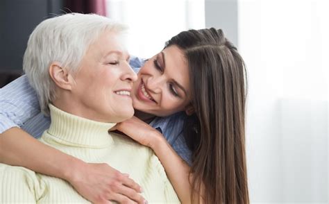 Hija Feliz Abrazando A Su Madre Con Amor Foto Premium