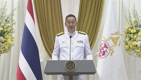 เผยภาพนาที เศรษฐา ก้มกราบชายปริศนา ในพิธีโปรดเกล้าฯแต่งตั้ง เป็นนายกฯ