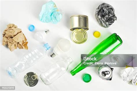 다른 종류의 쓰레기 플라스틱 유리 종이 금속 흰색 배경입니다 0명에 대한 스톡 사진 및 기타 이미지 0명 가방 가정 생활 Istock